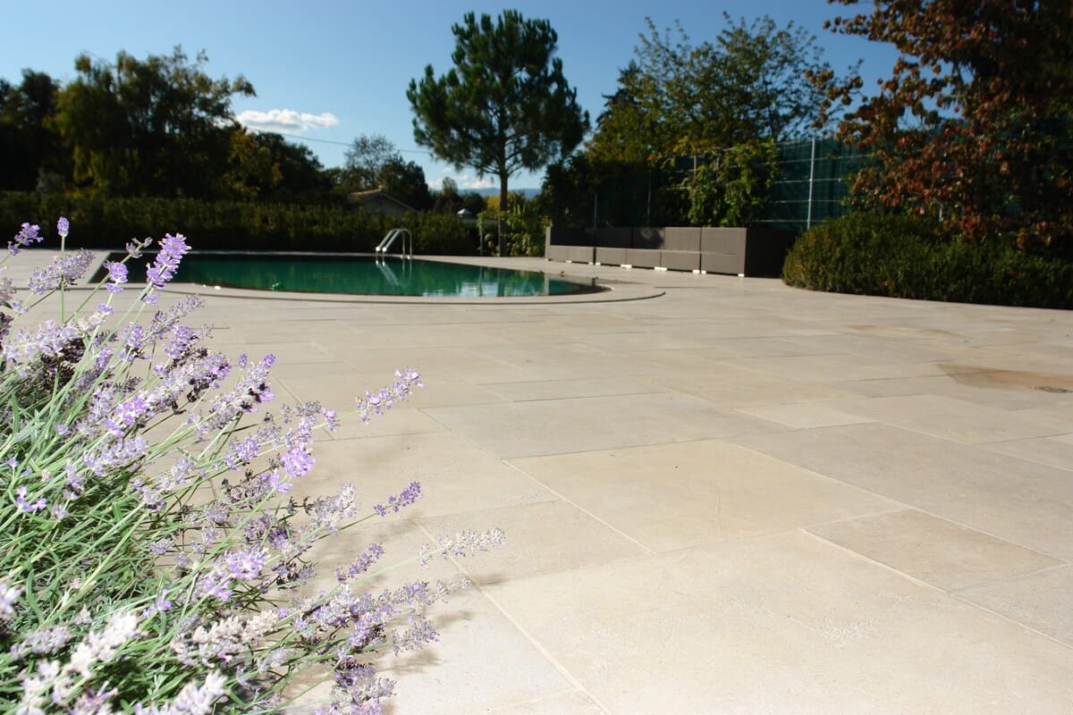 Osez la terrasse en pierre naturelle ! | Blog - Capri